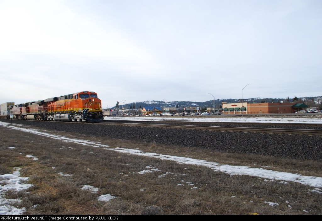 BNSF 7222 east Z rolls towards Hauser, Idaho in the late pm.